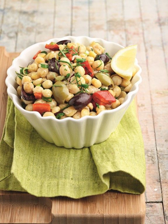 Ρεβιθοσαλάτα με ελιές και πιπεριές Φλωρίνης | cantinamag.gr