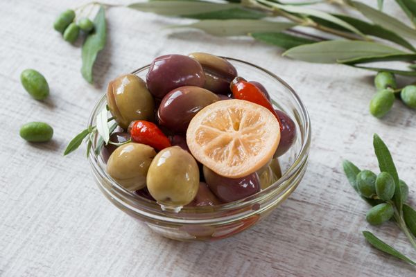 Πώς θα φτιάξετε τις καλύτερες ελιές στο σπίτι | cantinamag.gr