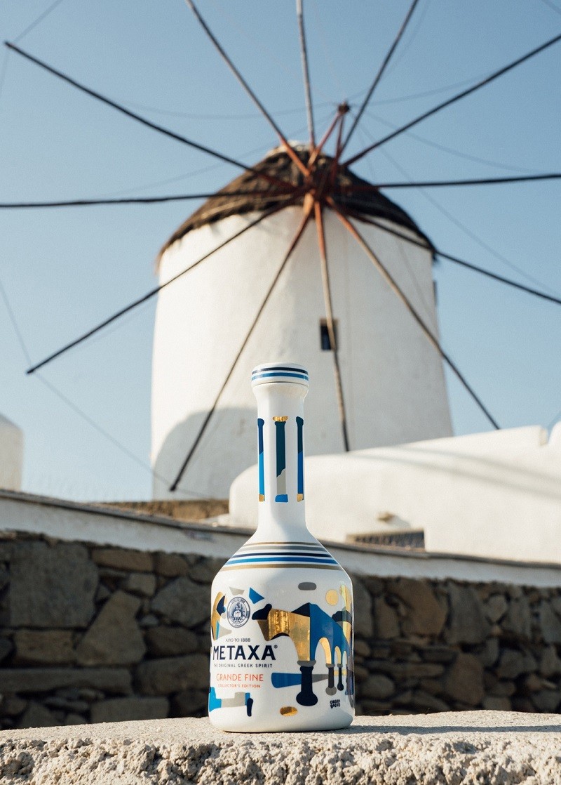 Ο street artist Cacao Rocks σχεδιάζει τη νέα φιάλη Metaxa Grande Fine ...