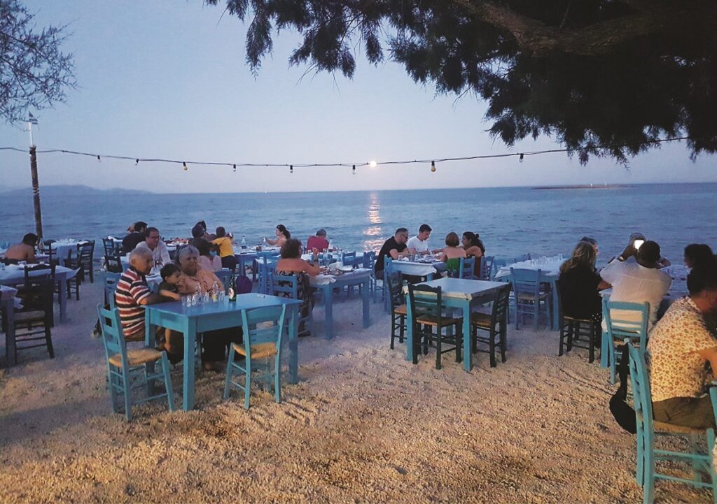 6 ταβέρνες που ξεχωρίζουμε στο Σούνιο, την Αρτέμιδα και τα Καλύβια ...