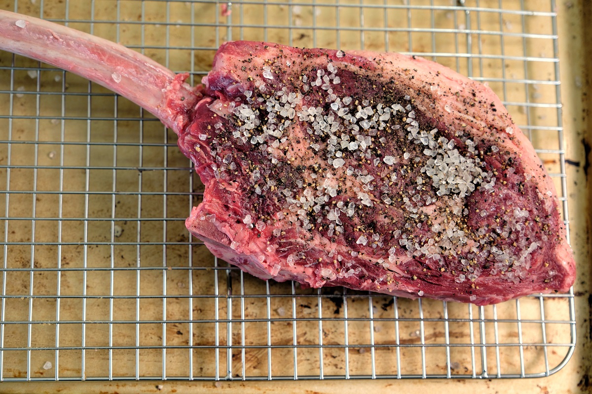 Ο καλύτερος τρόπος για να ζεστάνουμε μια μπριζόλα και να μείνει ζουμερή ...