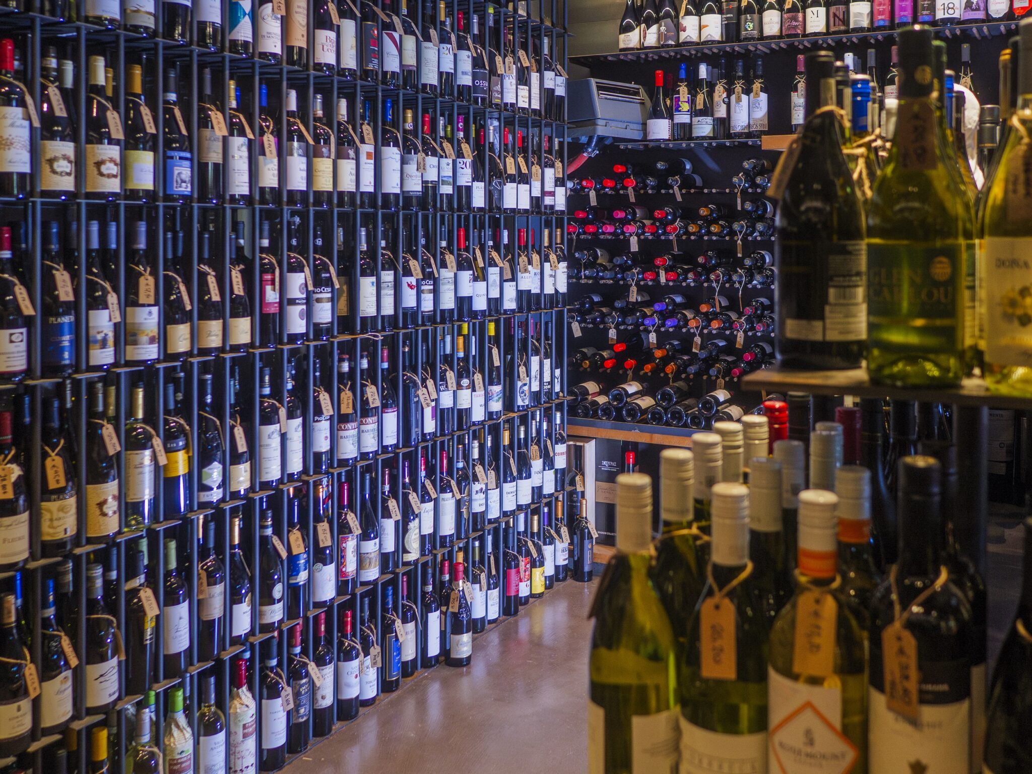12+2 ενημερωμένες κάβες της Αθήνας για deli, spirits και κρασιά ...