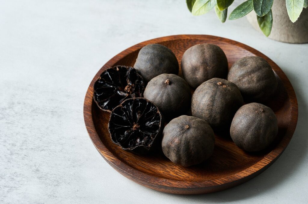 Αποξηραμένα λεμόνια (loomi) – Πώς χρησιμοποιούνται και γιατί αξίζει να τα δοκιμάσετε | cantinamag.gr