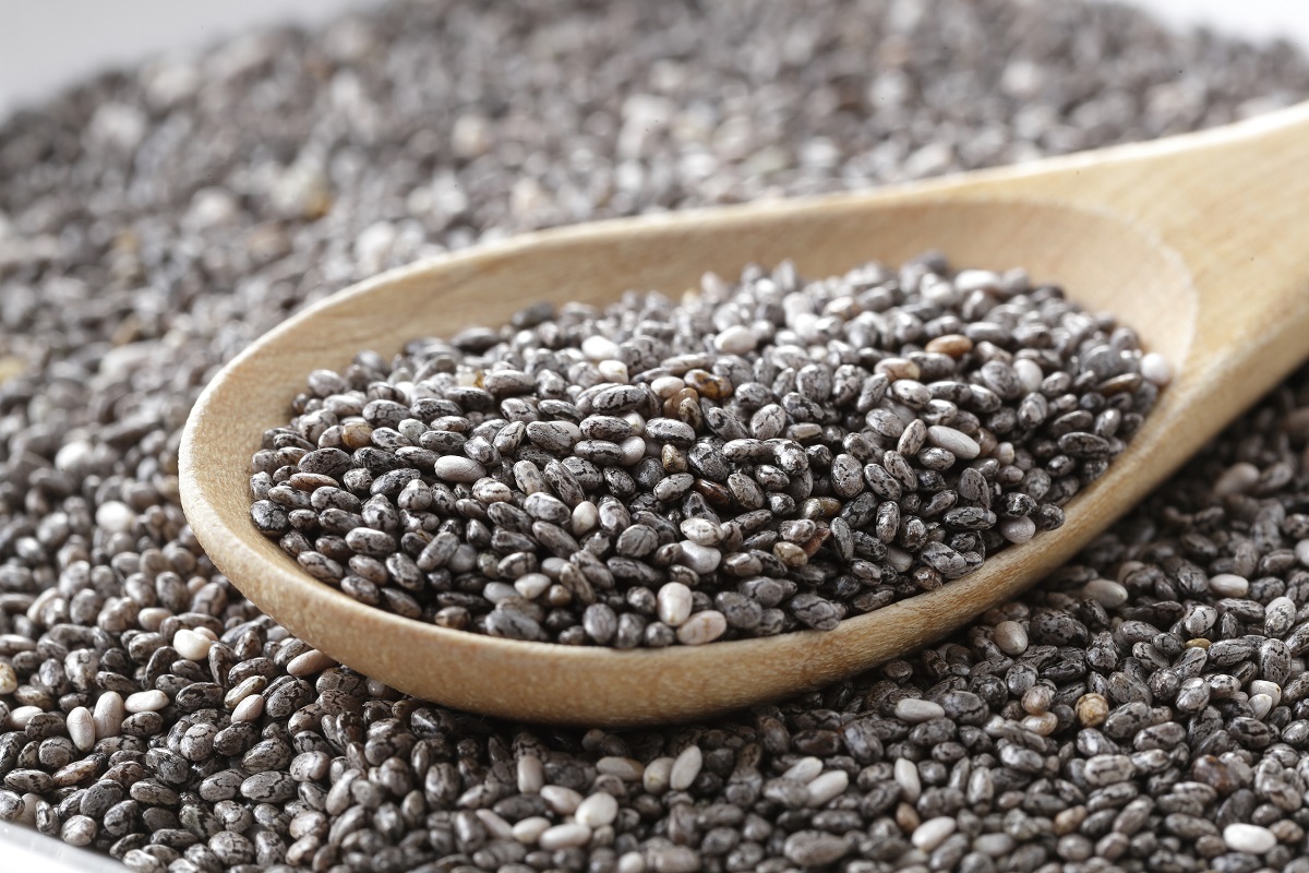 Νερό με σπόρους chia: To viral superfood ρόφημα που εγκρίνουν οι ...