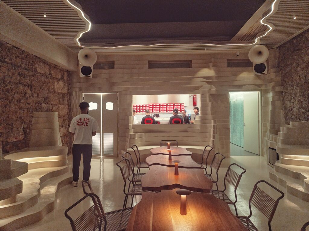 One Burger: Νόστιμα smash burger σ’ έναν χώρο που δεν περιμένεις στην Αθήνα