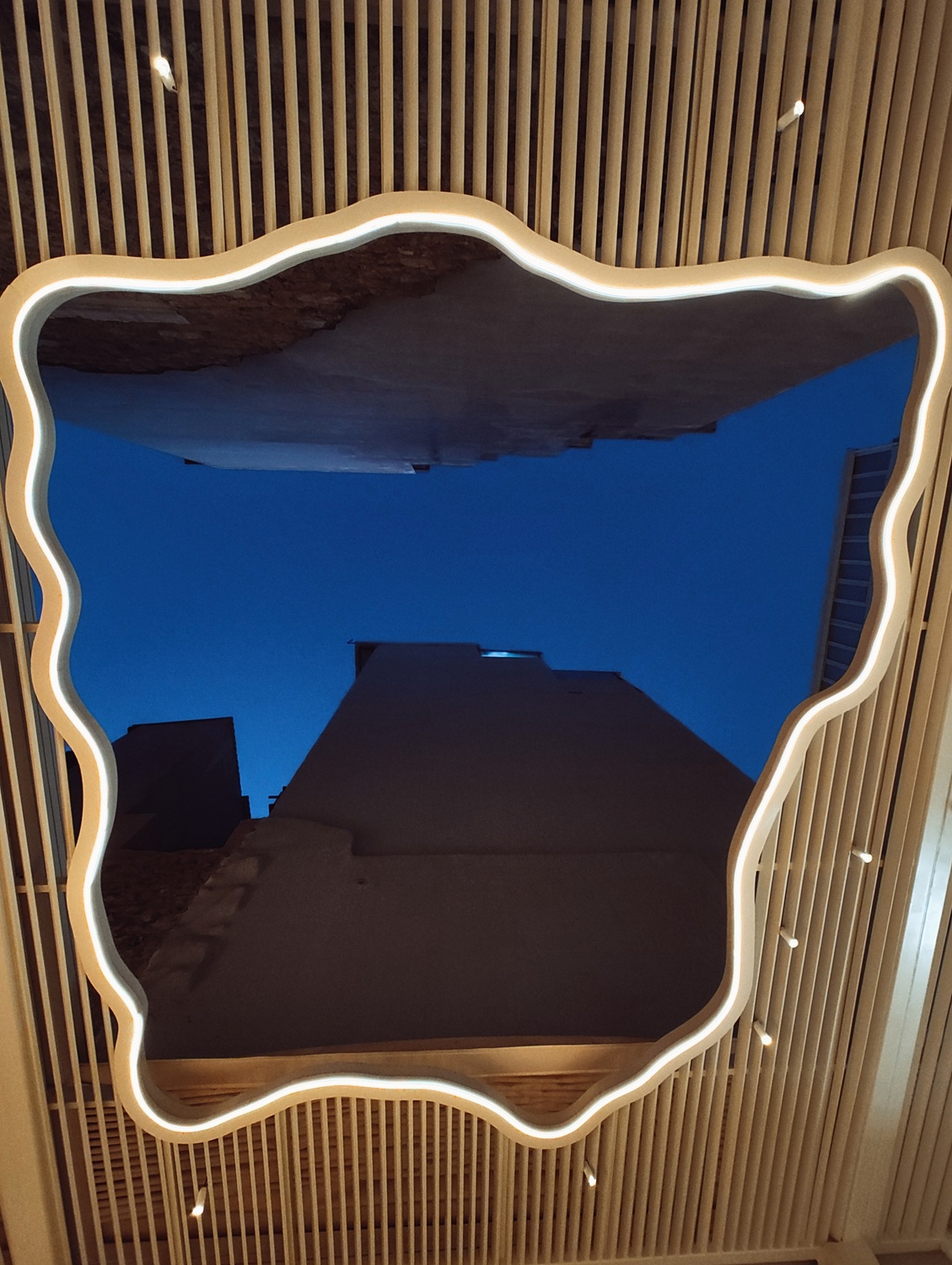 One Burger: Νόστιμα smash burger σ’ έναν χώρο που δεν περιμένεις στην ...