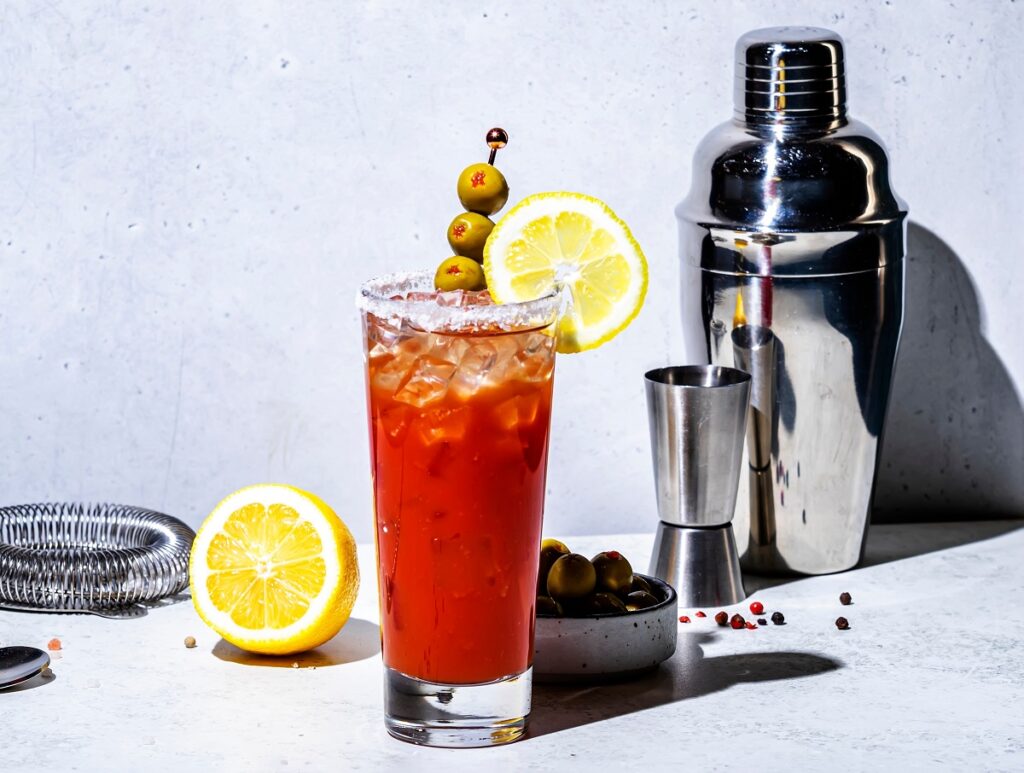 Virgin Mary και Bloody Mary: Φτιάχνουμε τα ντοματένια ποτά -με ή χωρίς ...